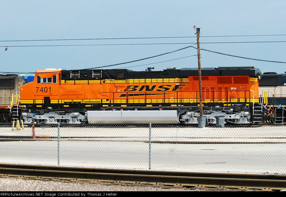 BNSF 7401 Parked waiting po go west.